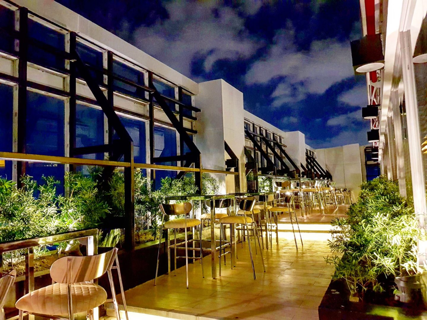 7 Best Rooftop Bars in Manila for Nightlife Experiences